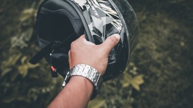 バイクにおすすめの腕時計7選！【雨・振動・危険でも身に着ける理由】 | PCXでGO！